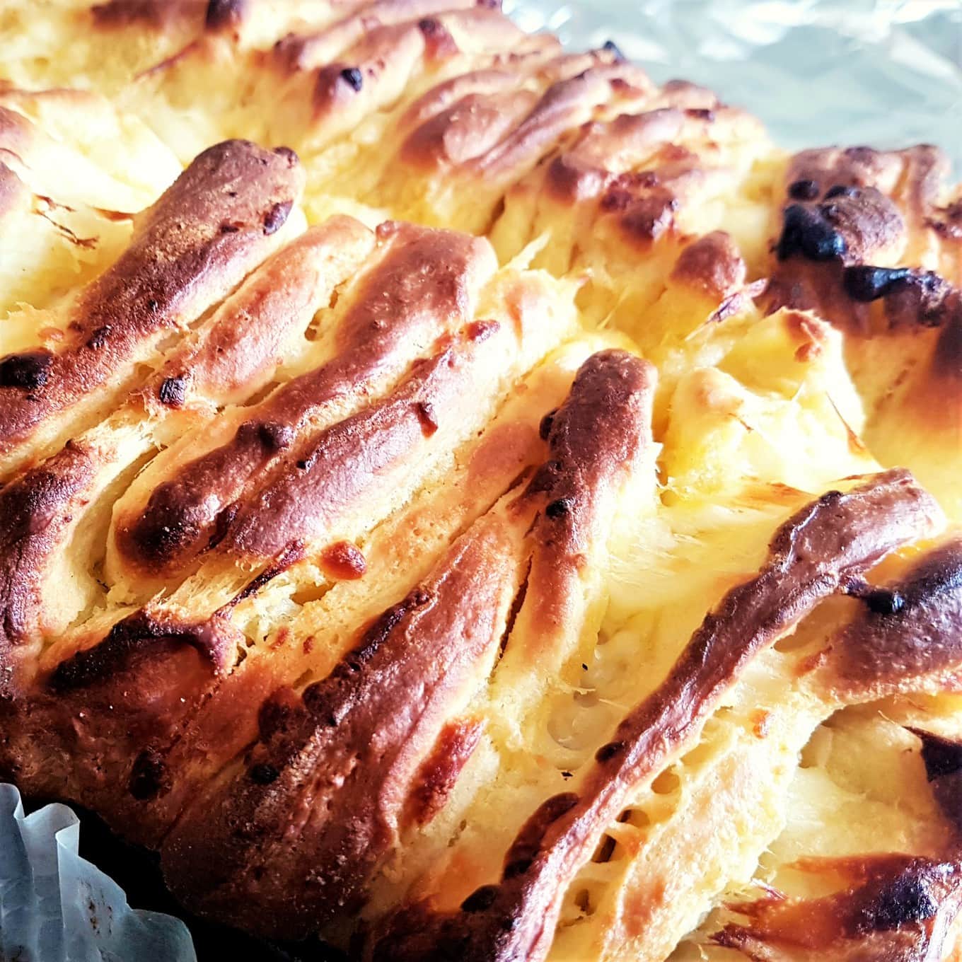 Cheesy Garlic Rolls (Swirl Buns) – Feast Glorious Feast