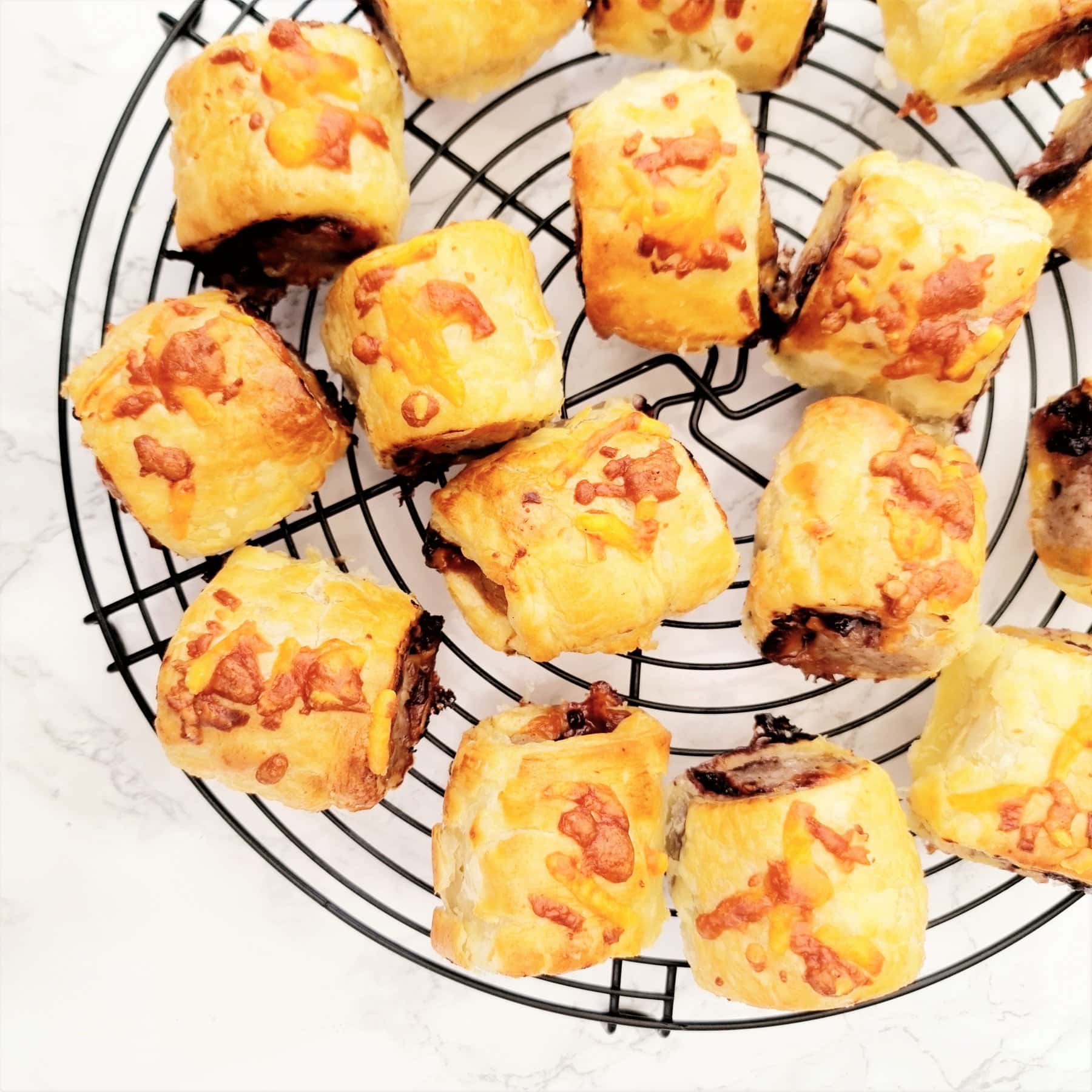 Chutney & Cheese Sausage Rolls with Puff Pastry – Feast Glorious Feast