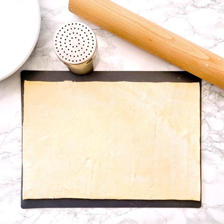How to Line a Round Pie Dish with Ready Rolled Puff Pastry (UK) – Feast ...
